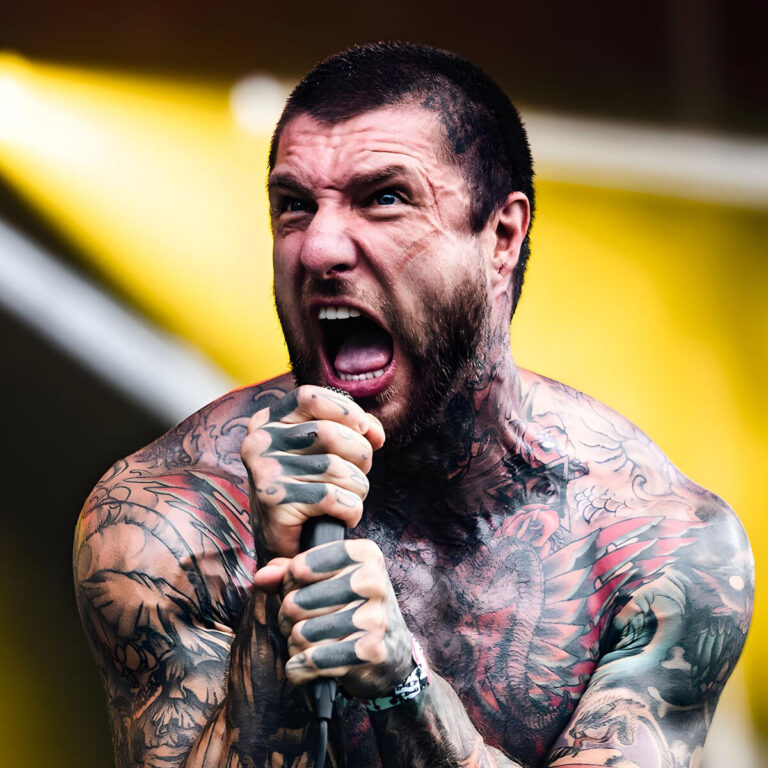 Alex Terrible, vocalista do Slaughter to Prevail, estreia no boxe ...